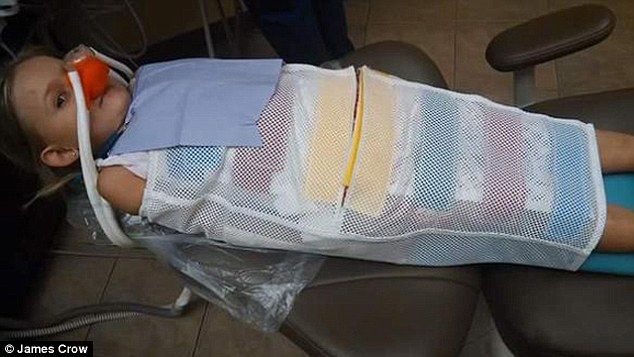 Dentista ata a niños que "no cooperan"